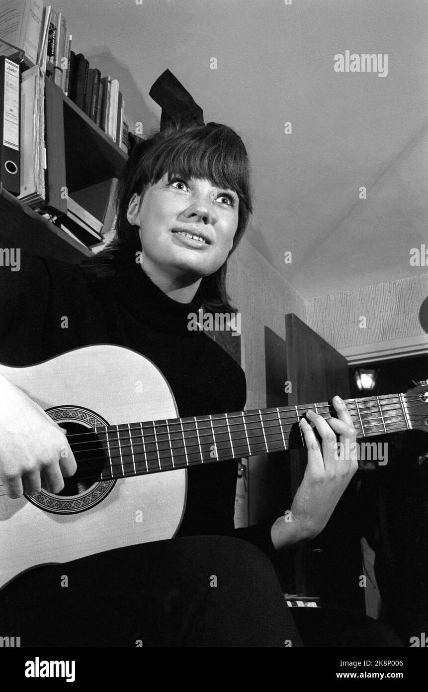 The current November 1965 Visiting the young artist 16 -year -old Åse ...