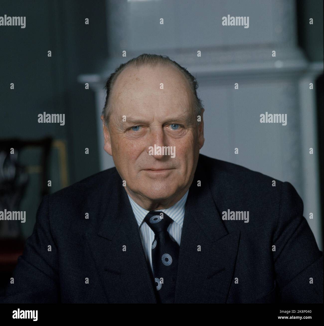 Oslo 197311 king olav at the castle hi-res stock photography and images ...