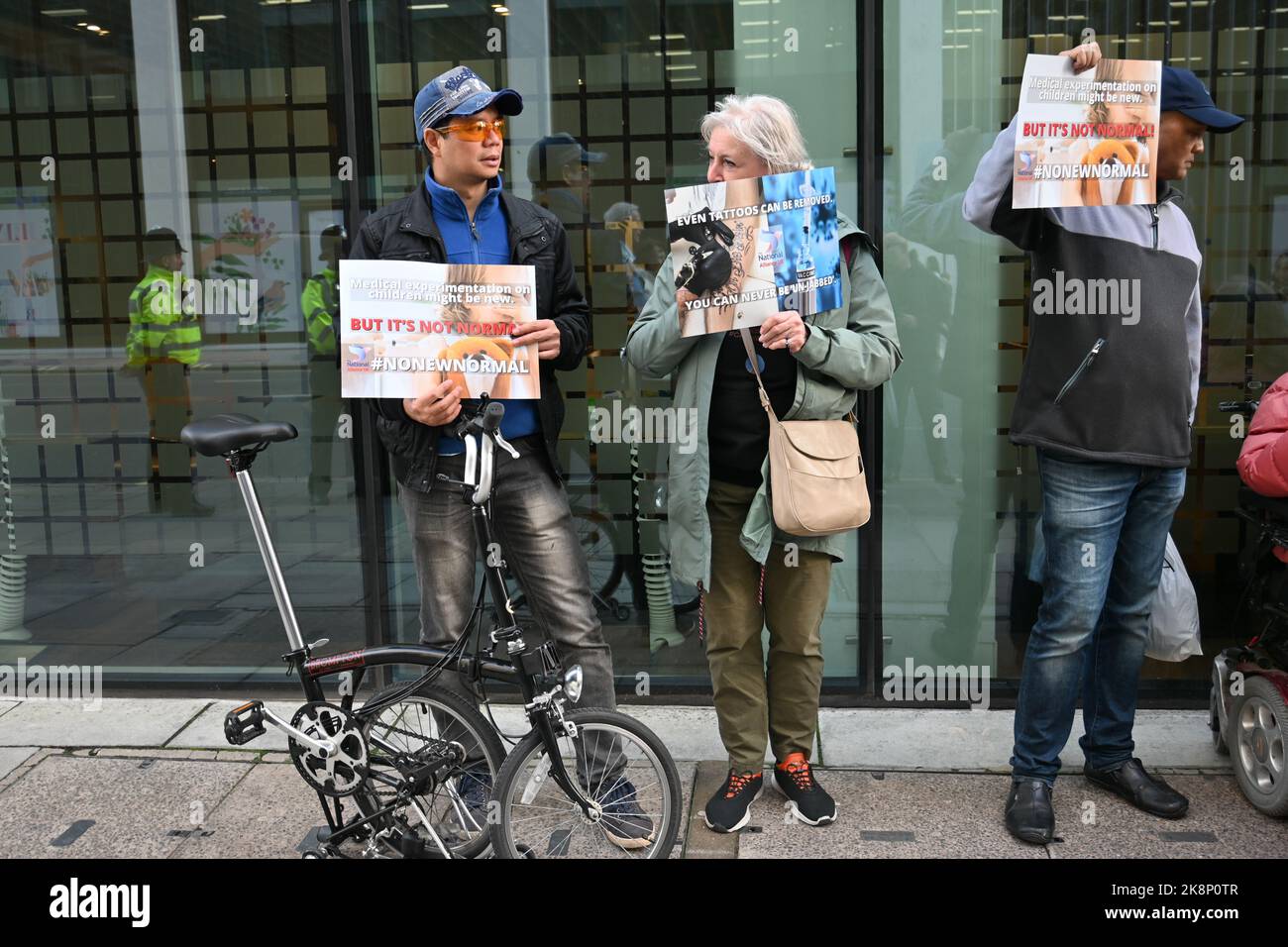 Parliament Square, London, UK, 24th October 2022. Anthony Webber trying ...