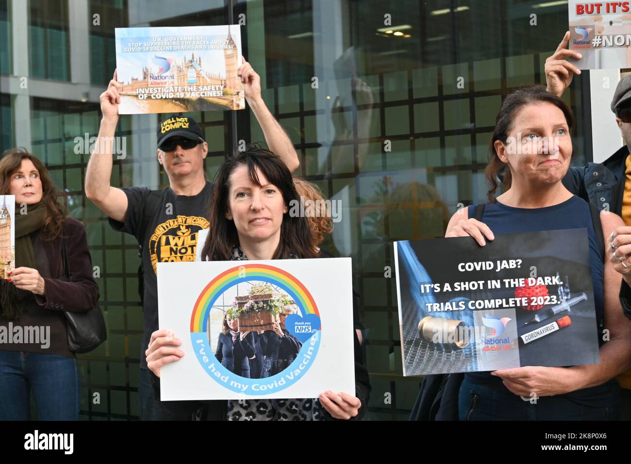 Parliament Square, London, UK, 24th October 2022. Anthony Webber trying ...