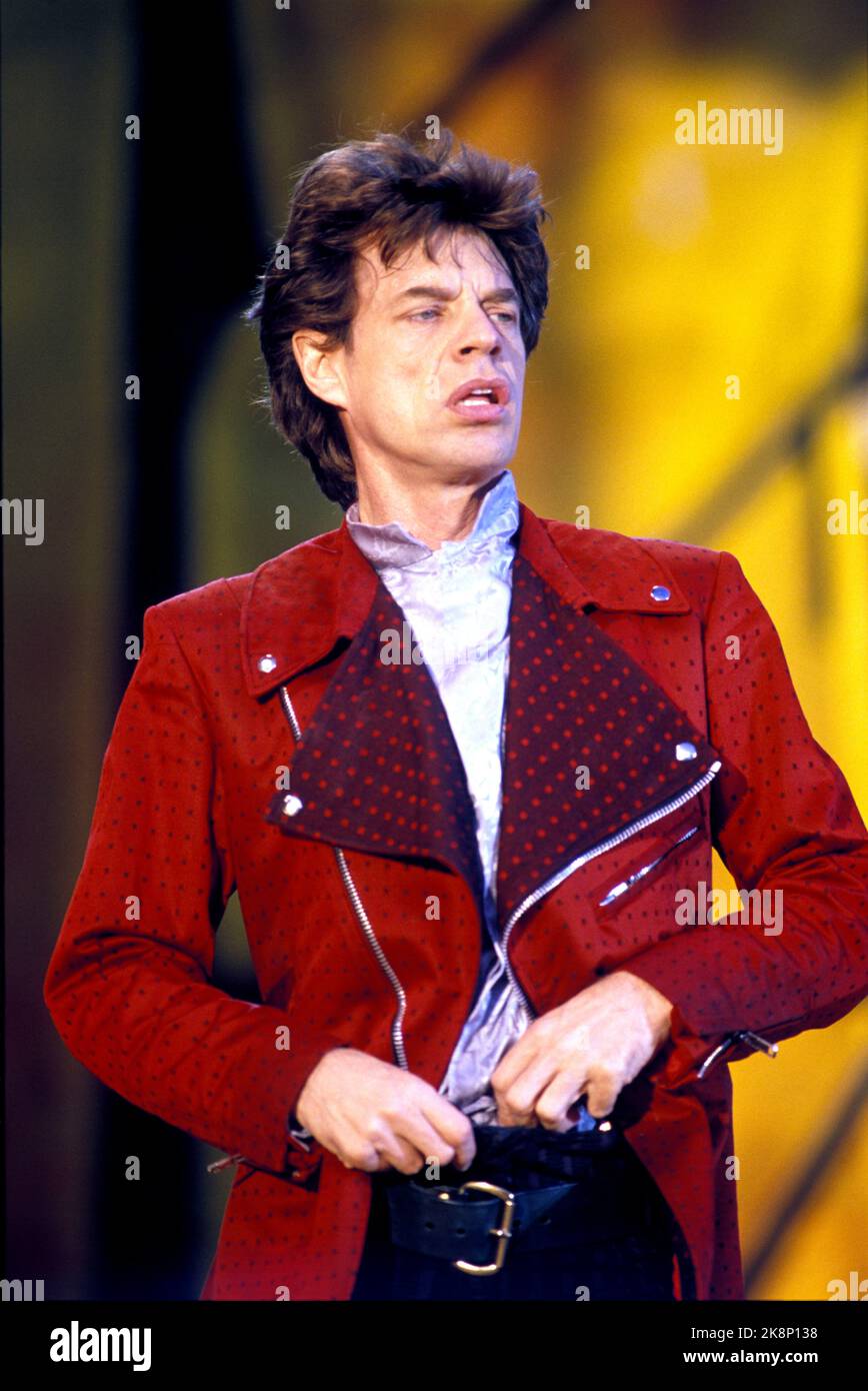 John stenersen ntb concert costumes alone hi-res stock photography and ...