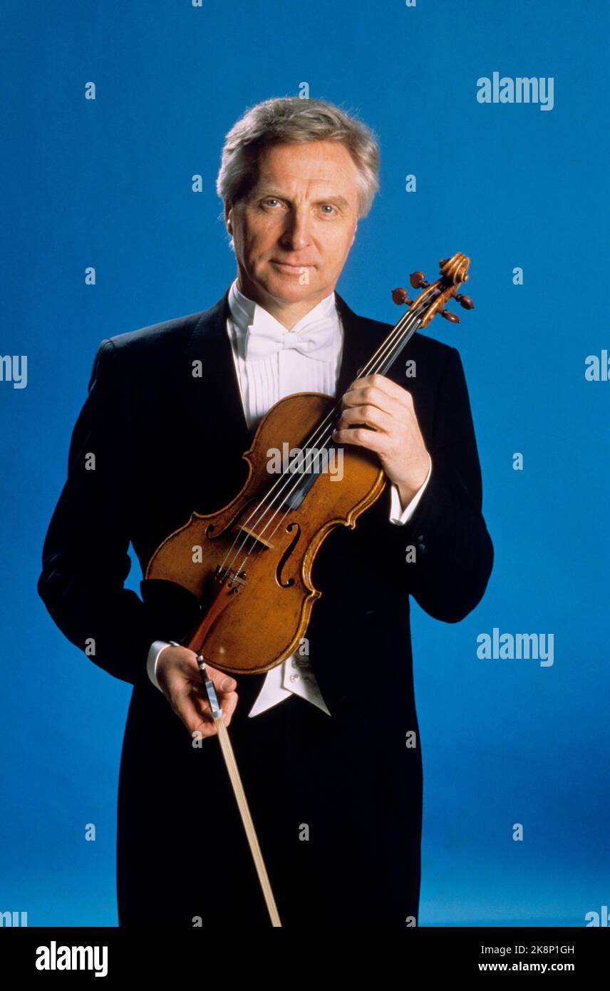 Violin portrait hi-res stock photography and images - Alamy