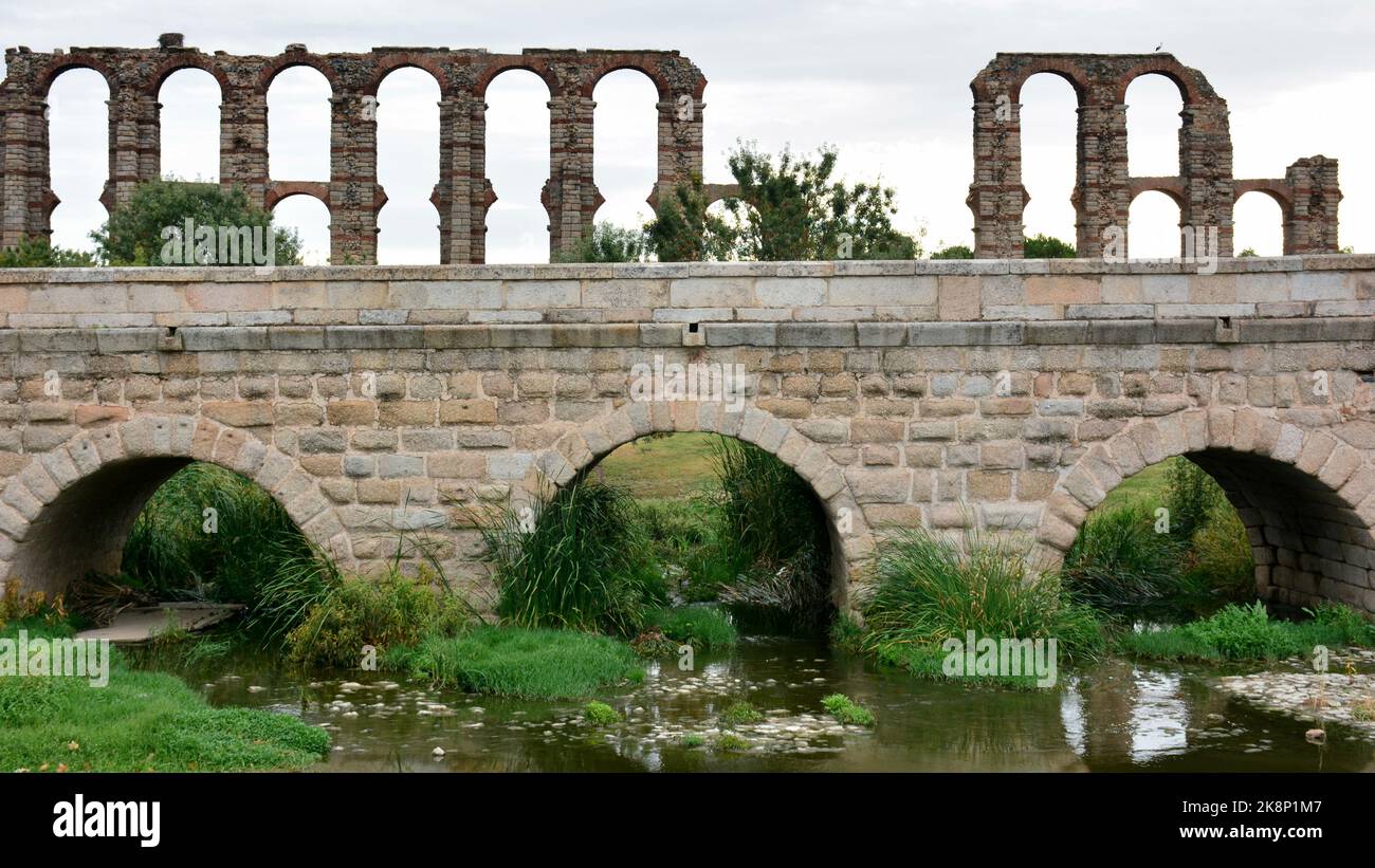 Acueducto romano de los Milagros en Mérida España Stock Photo - Alamy
