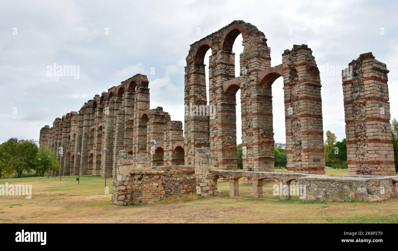 Acueducto romano de los Milagros en Mérida España Stock Photo - Alamy