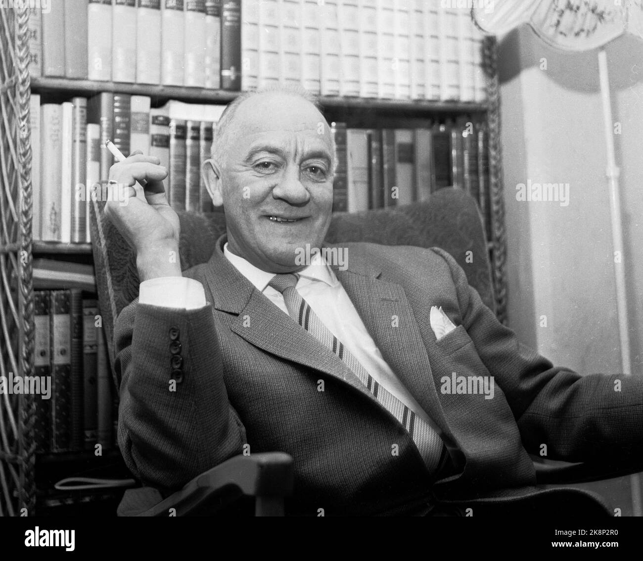 Oslo 19630919 Review actor Arvid Nilsen in his home. Smiling interview ...