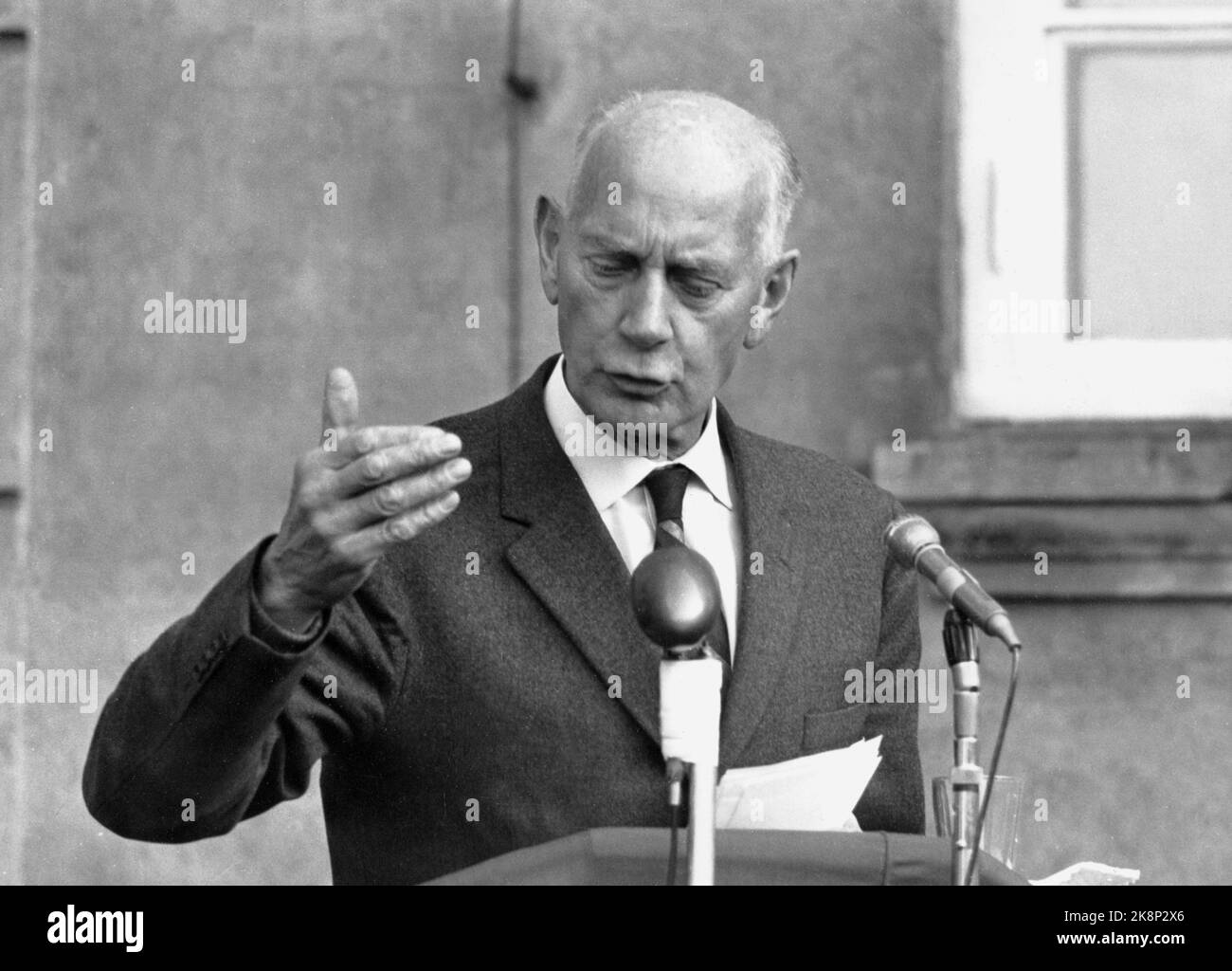 Hamar 196309 Former Prime Minister Einar Gerhardsen at the election ...