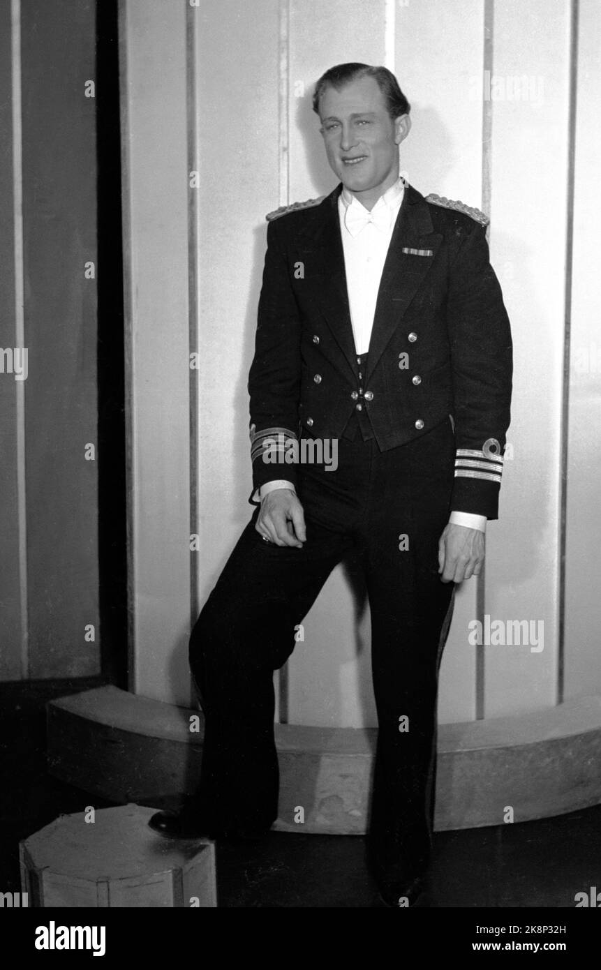 Oslo 194803 songs and actor Odd Schultz in the costume from the ...