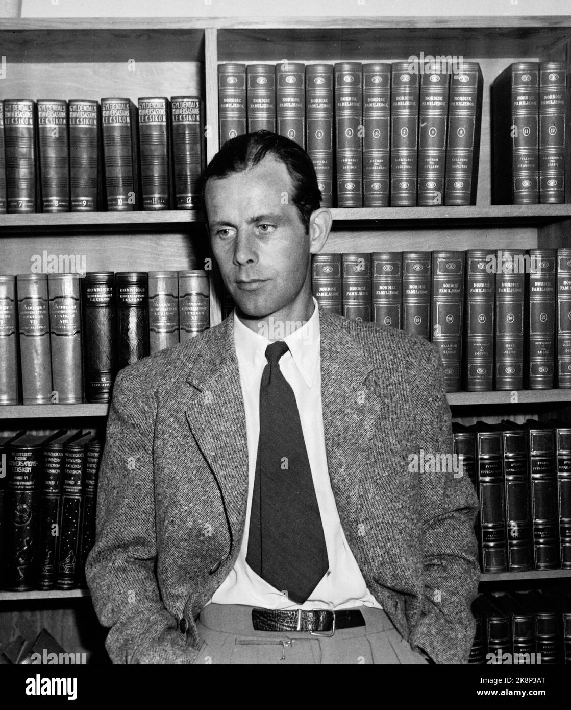 Leif hoel ntb tie alone portrait hi-res stock photography and images ...