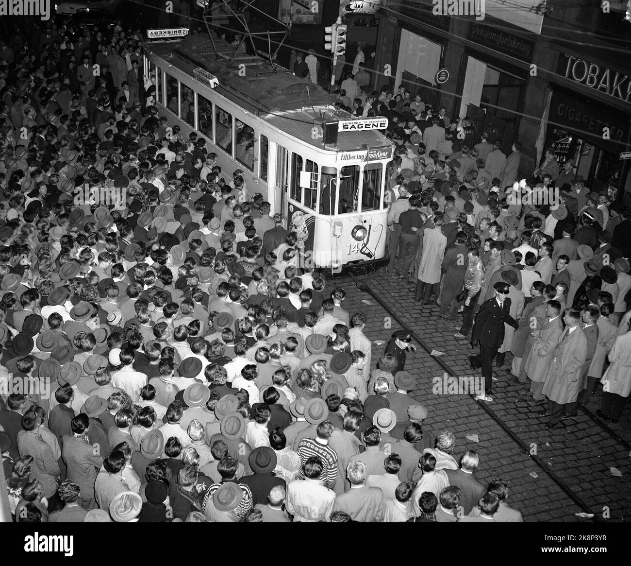 Oslo 19551003. The municipal elections 1955. Many people follow the ...