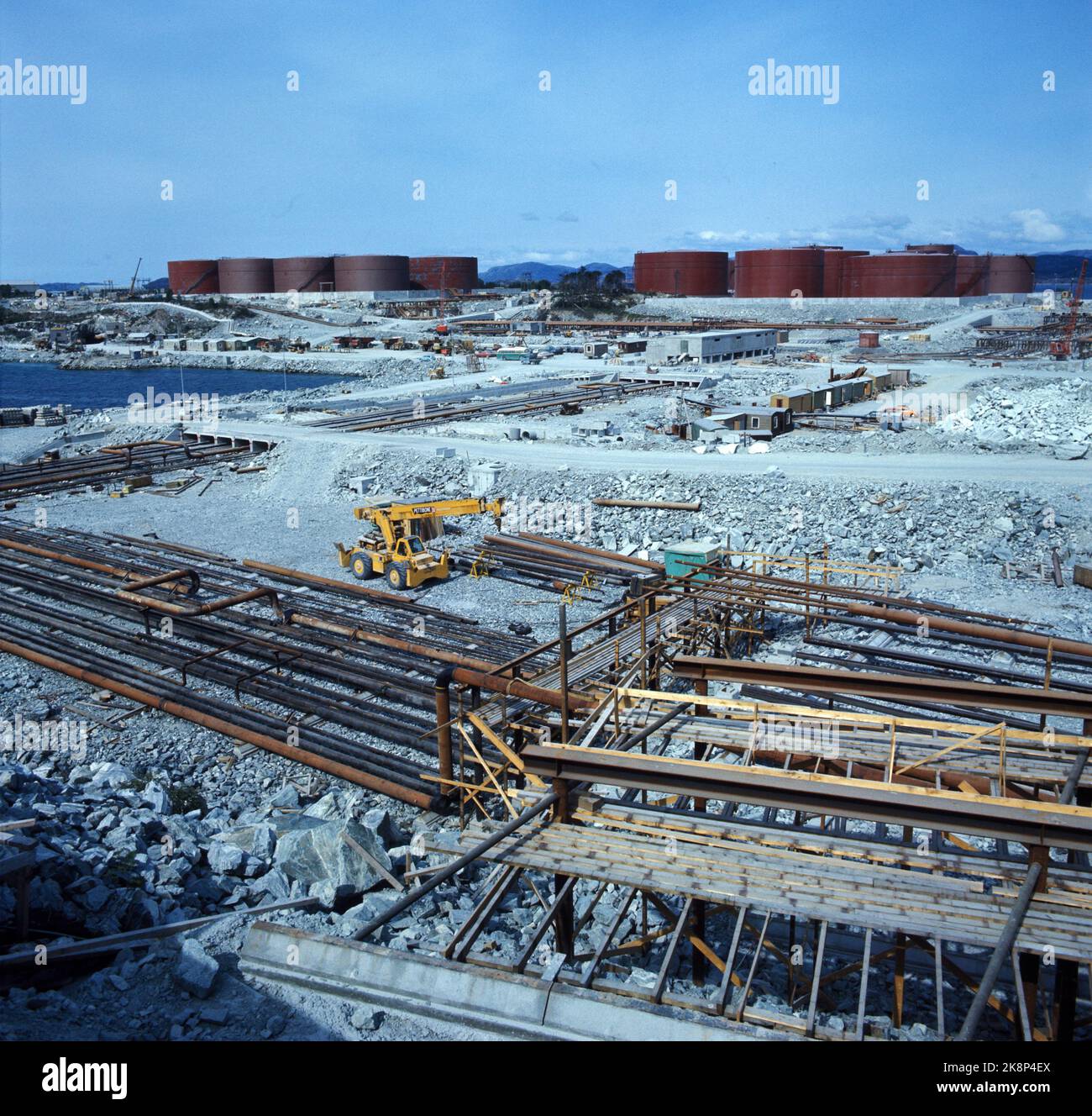 Construction of the oil refinery at mongstad construction hi-res stock ...
