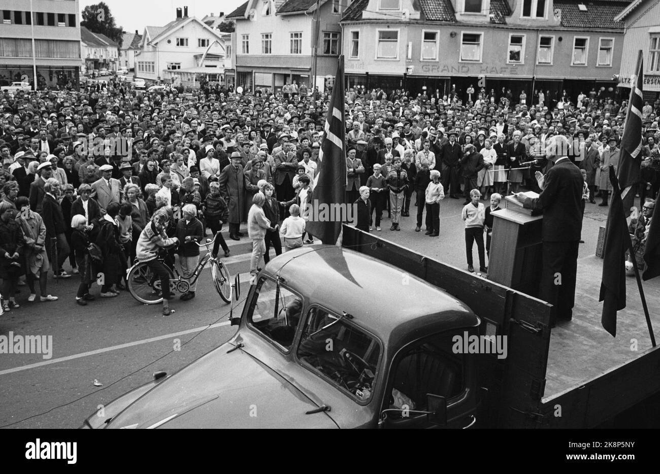 People crowd campaign Black and White Stock Photos & Images - Alamy