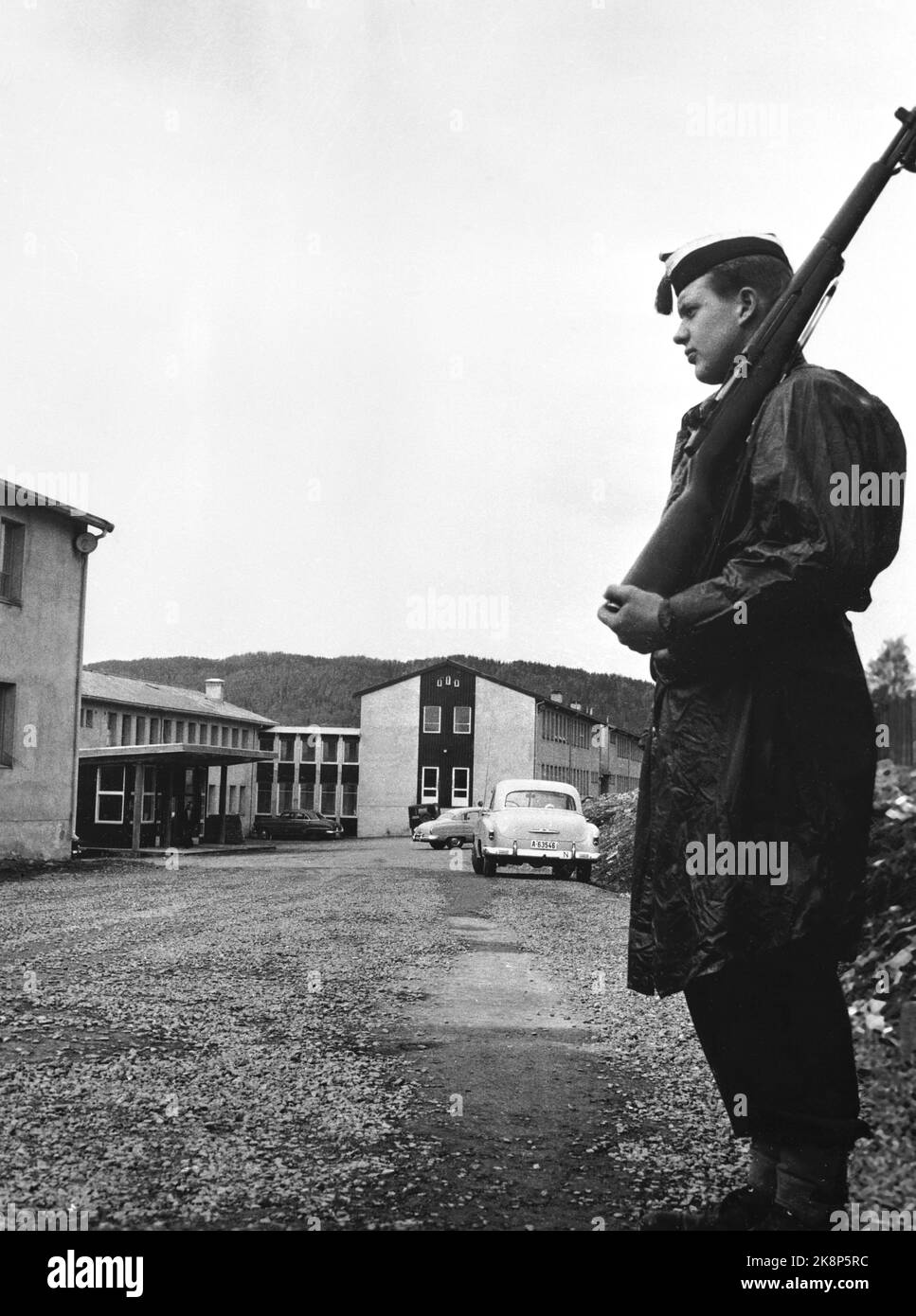 Oslo 19540530 NATO headquarters at Kolsås. Exterior, soldier on duty ...