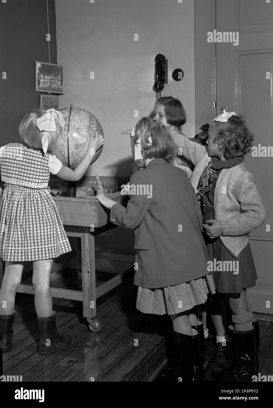 Students world map Black and White Stock Photos & Images - Alamy