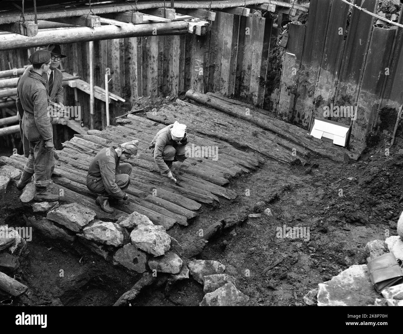Oslo 19541007 Oslo-Gate from the Middle Ages is excavated in Bispegaten ...