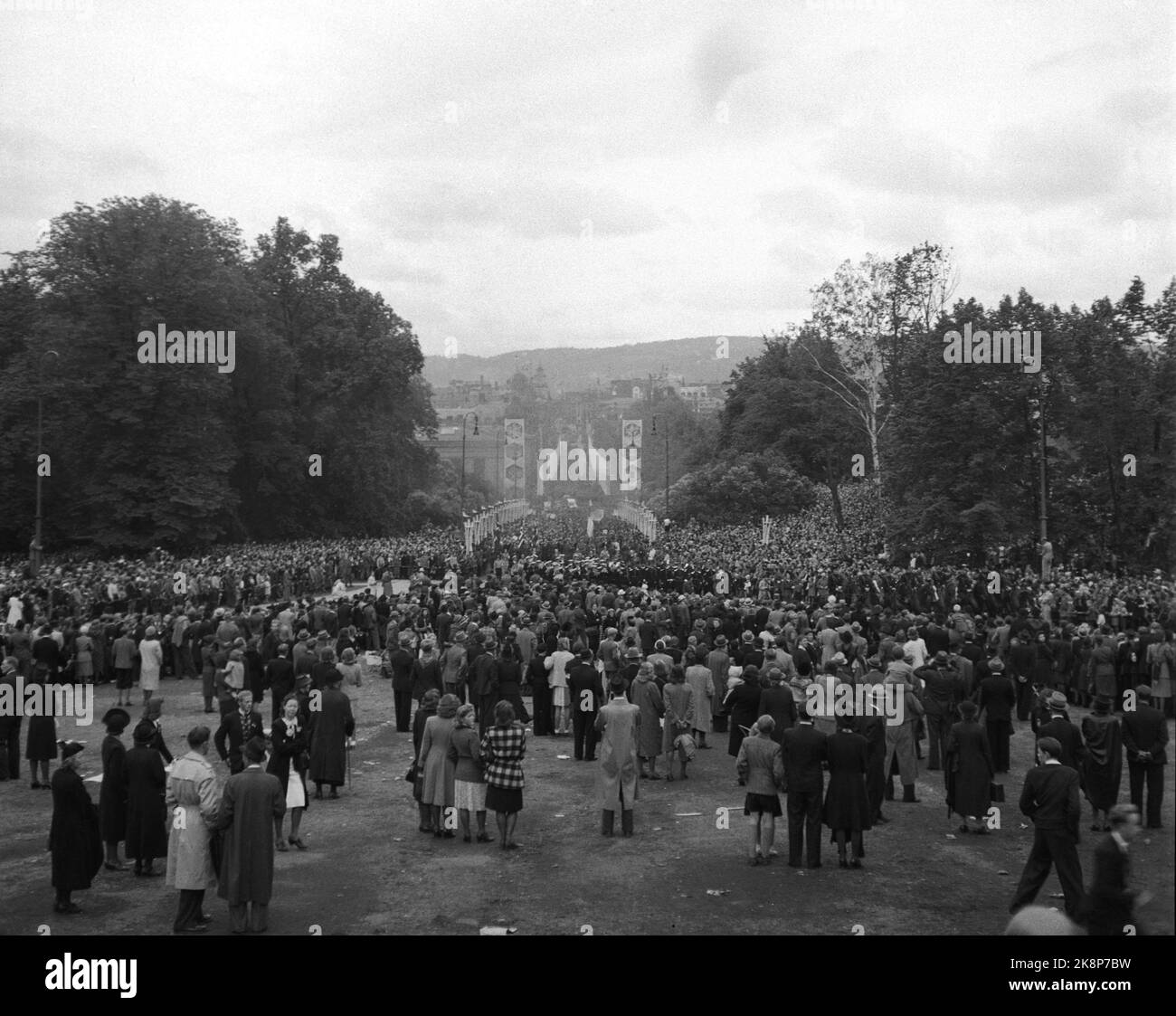 Oslo 19450607: Peace Days 1945 A cheering crowd welcomed the royal ...