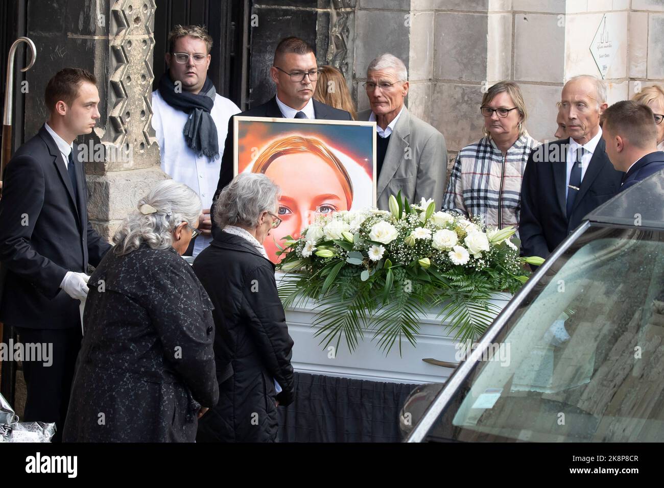 Lola's cofin leaving ceremony during the funeral of Lola on October 24 ...