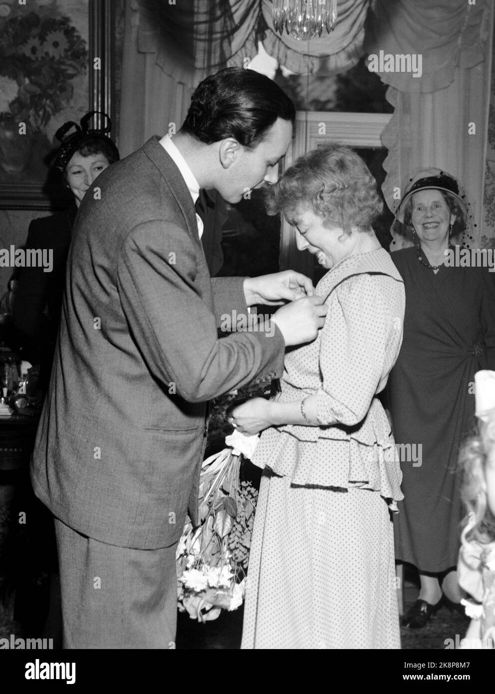 Oslo 19490604 actress Lalla Carlsen receives the King's Merit Medal in ...