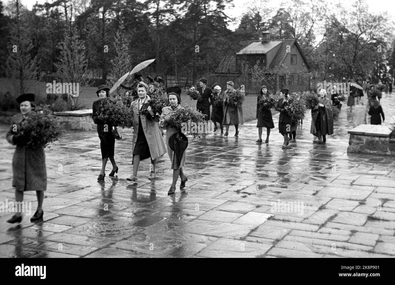 WW2 Oslo 19440521 German women in Oslo put flowers at the war cemetery ...