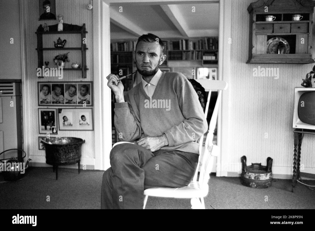 Grimstad October 1968 Author, cartoonist and Kåsør Odd Børretzen have ...
