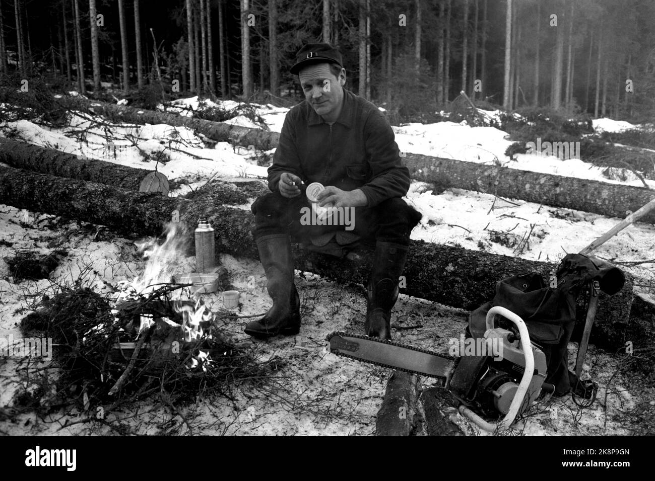Ivar aaserud current ntb eating chainsaw campfire alone forest machines ...