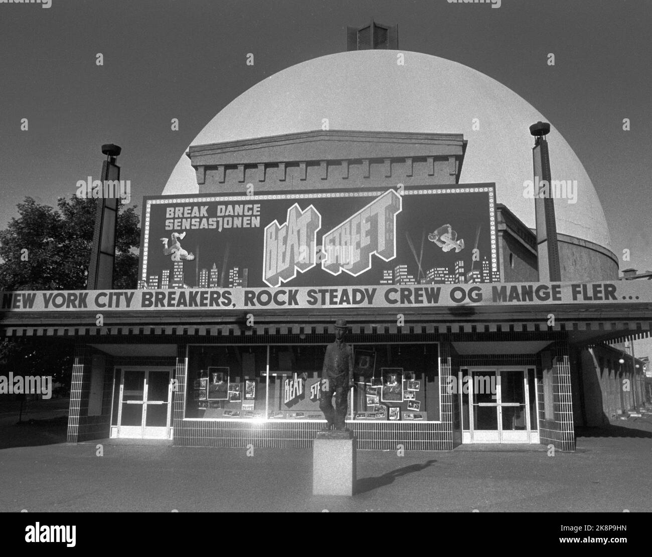 Oslo 19840719 Exterior of the Coliseum cinema,- with posters from the ...