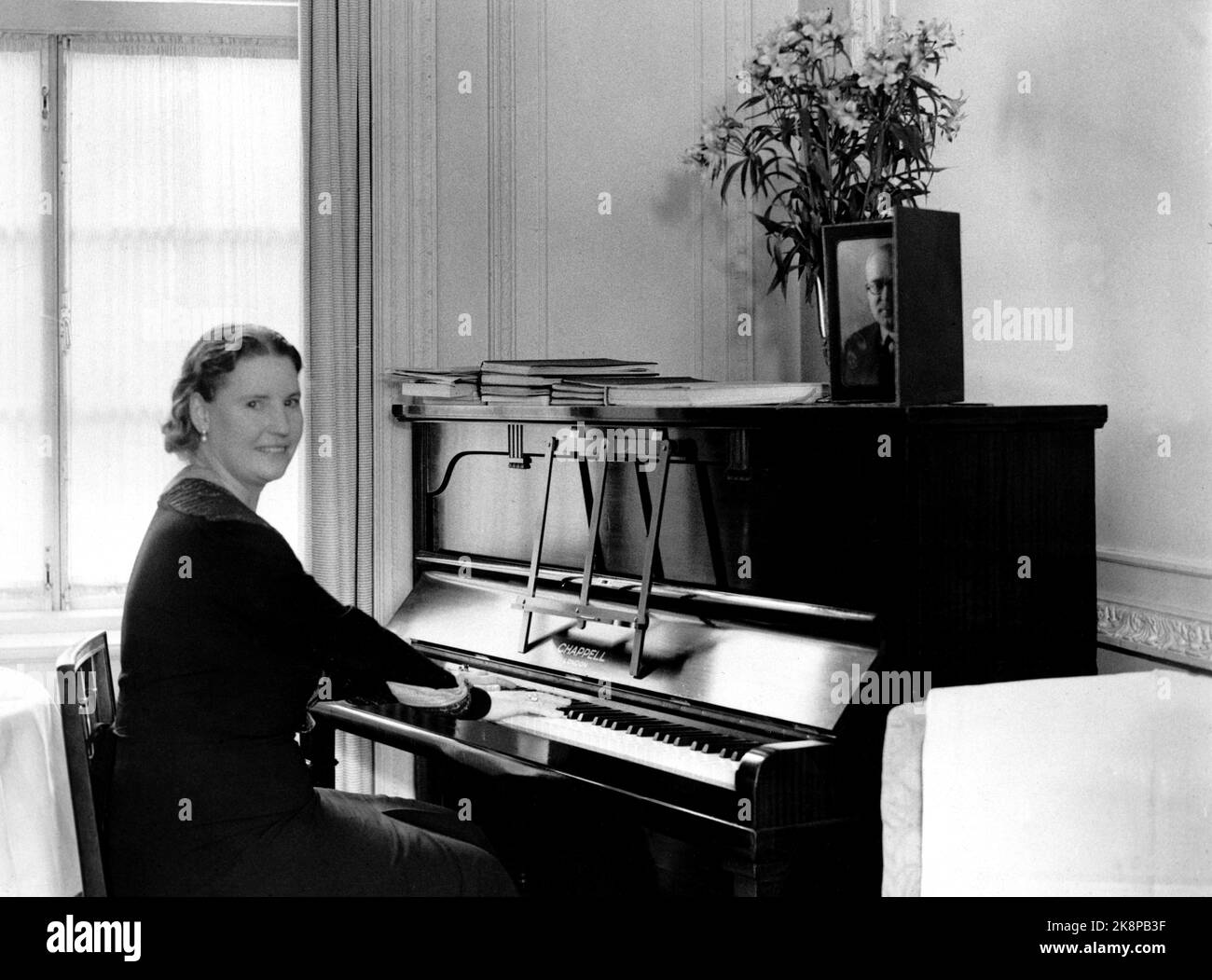 England 19370624 singer kirsten flagstad practices at hotel in london ...