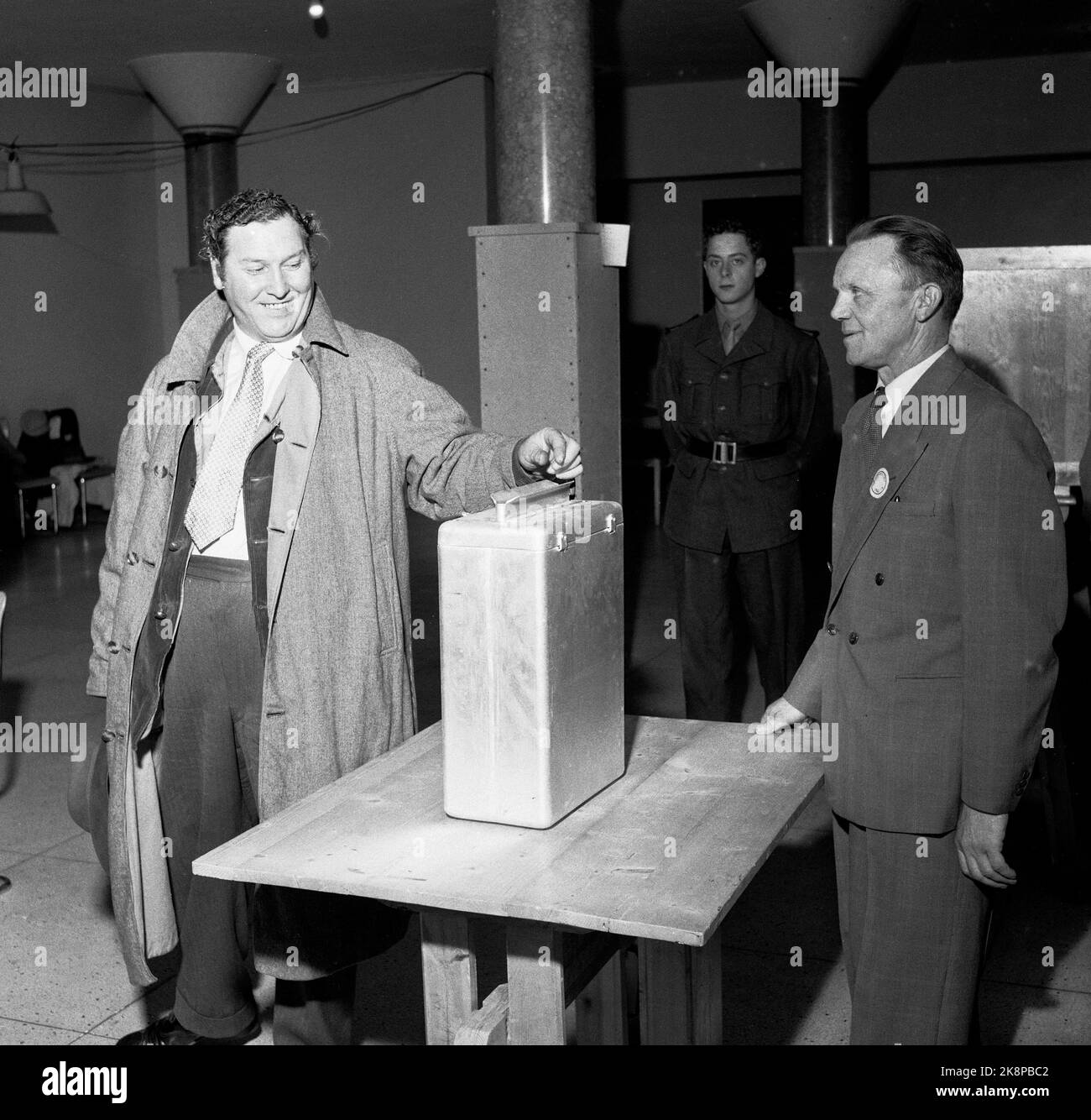 Oslo 19551003. The municipal elections 1955. Circus Director Arnardo is ...