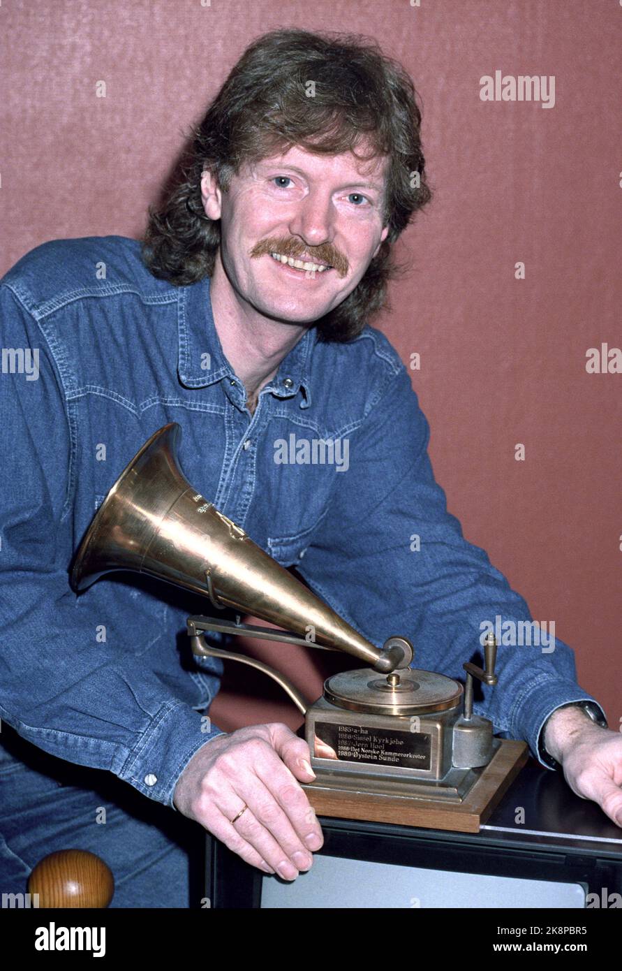 199102 artist oystein sunde with the spellemann prize photo hi-res ...