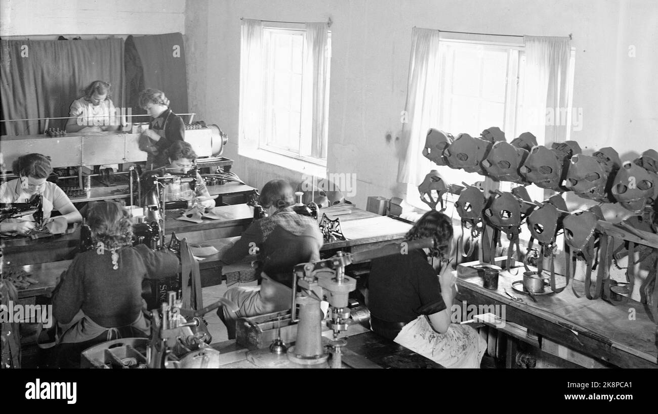 Askim 19380218. Interior from Askim Rubber Factory. Women in working ...