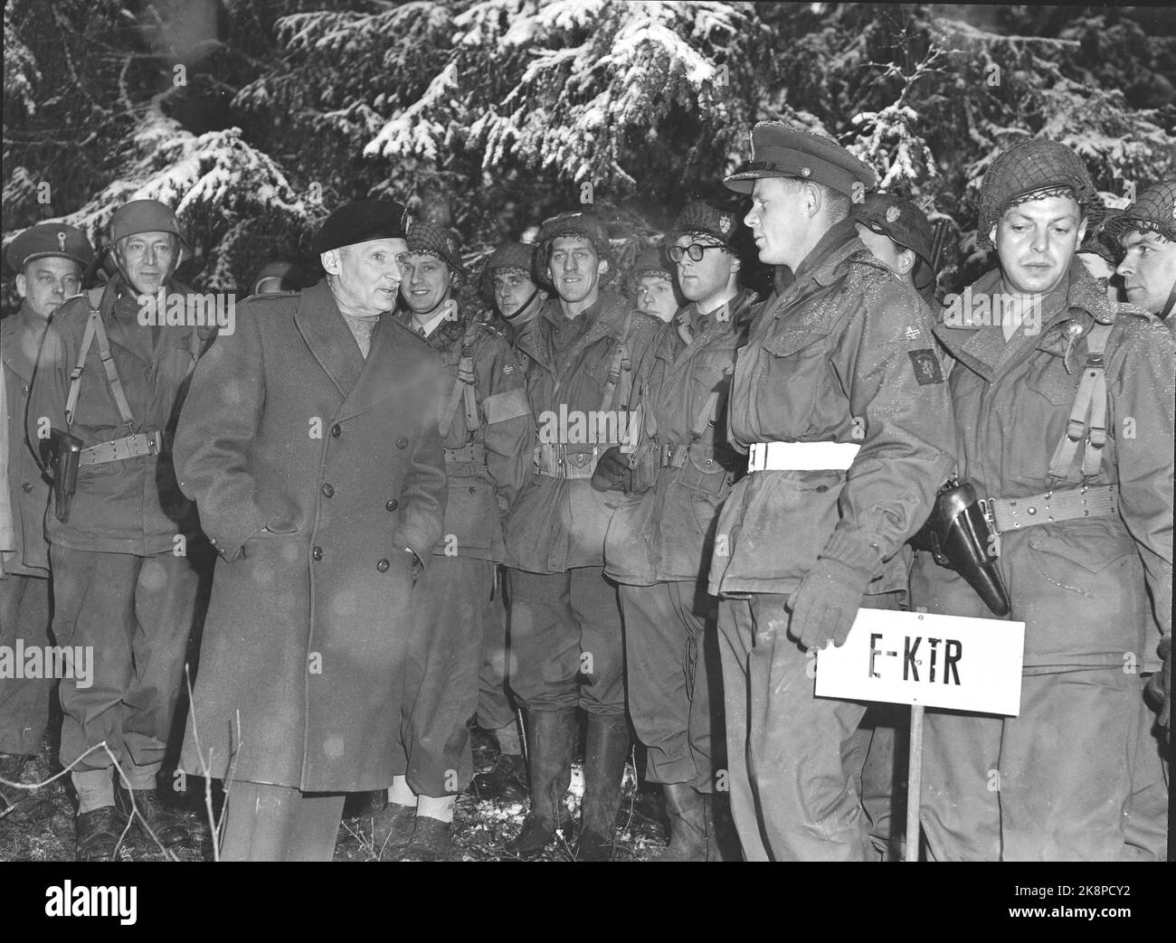 19521103 general bernard law montgomery no 3 photo hi-res stock ...