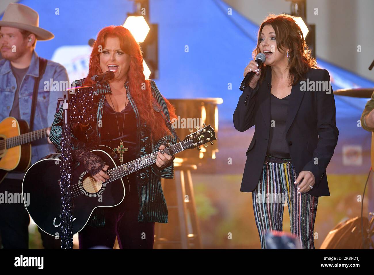 New York, USA. 24th Oct, 2022. Wynonna Judd (l) and Martina McBride (r ...