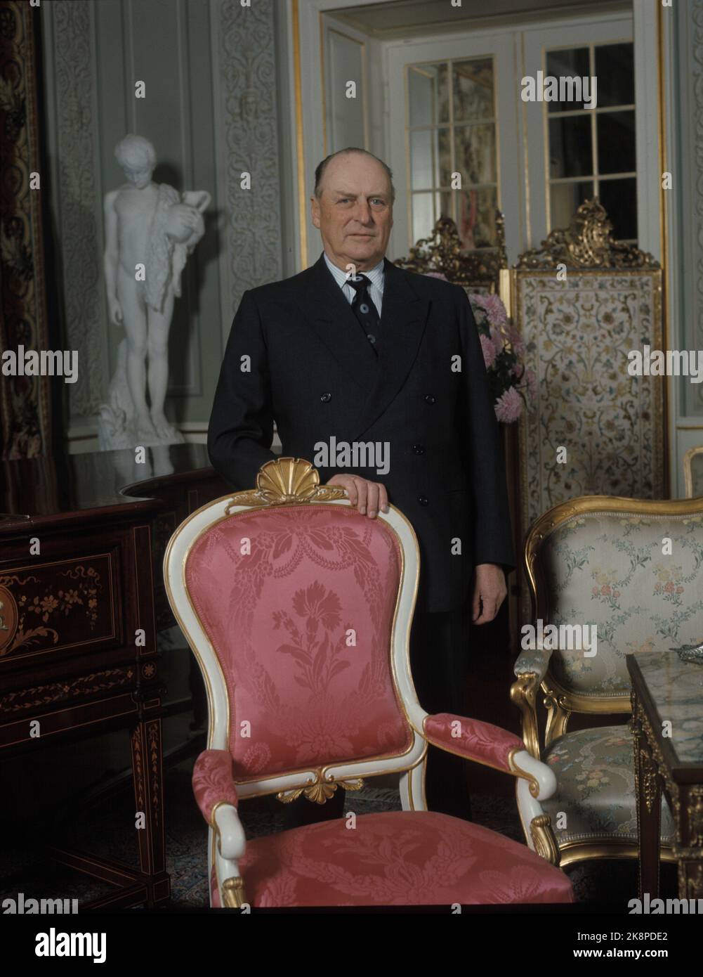 Oslo 197311 king olav at the castle hi-res stock photography and images ...
