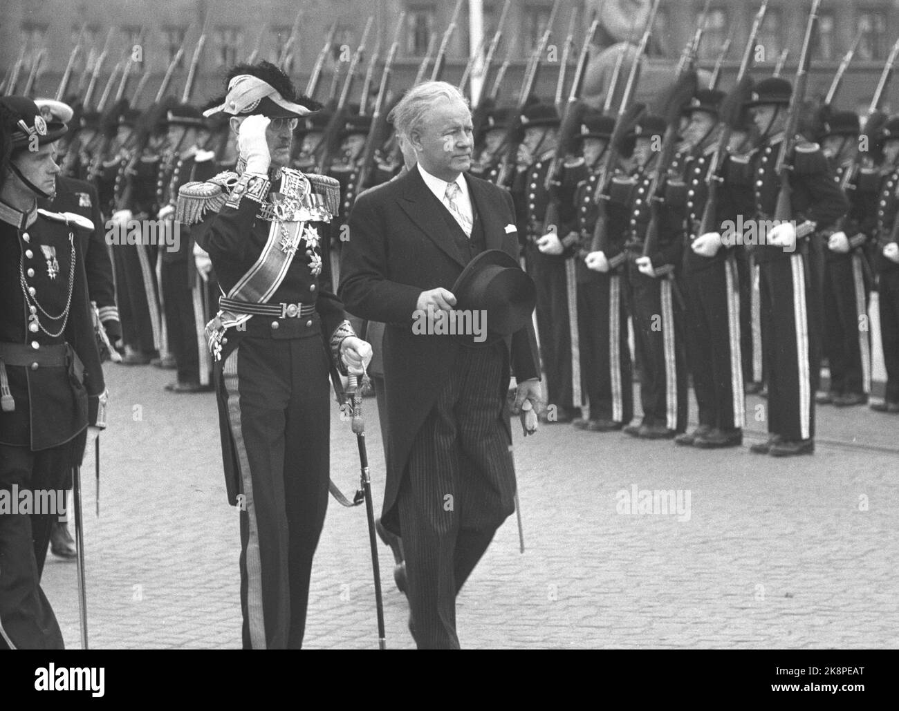 Ntb ntb the norwegian royal house uniform state visit wardrobe hi-res ...