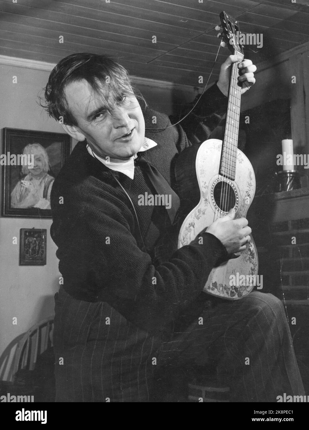 19490122 Home with show singer Alf Prøysen who poses with guitar and ...