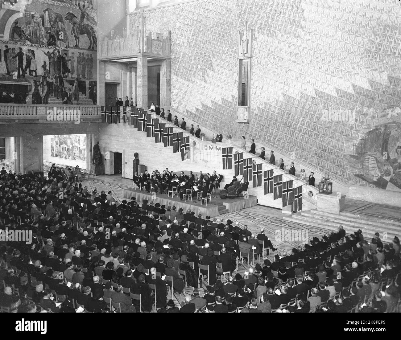 Ntb archive ntb town hall sorrow memorial markings flag orchestra Black and White Stock Photos ...
