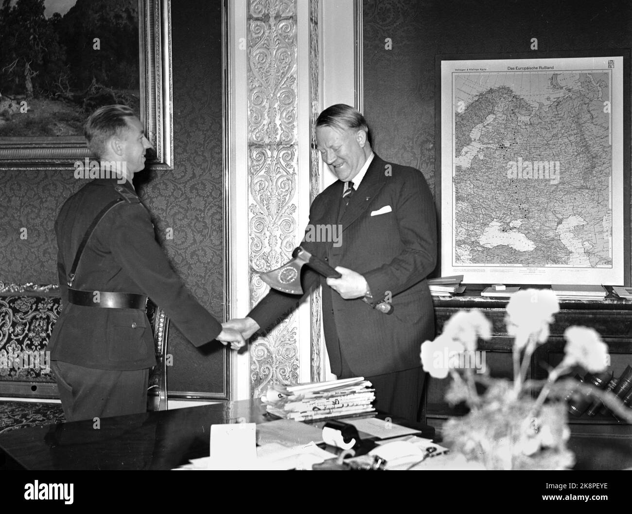 Oslo/ Second World War Gift / wide ax to minister president Quisling ...