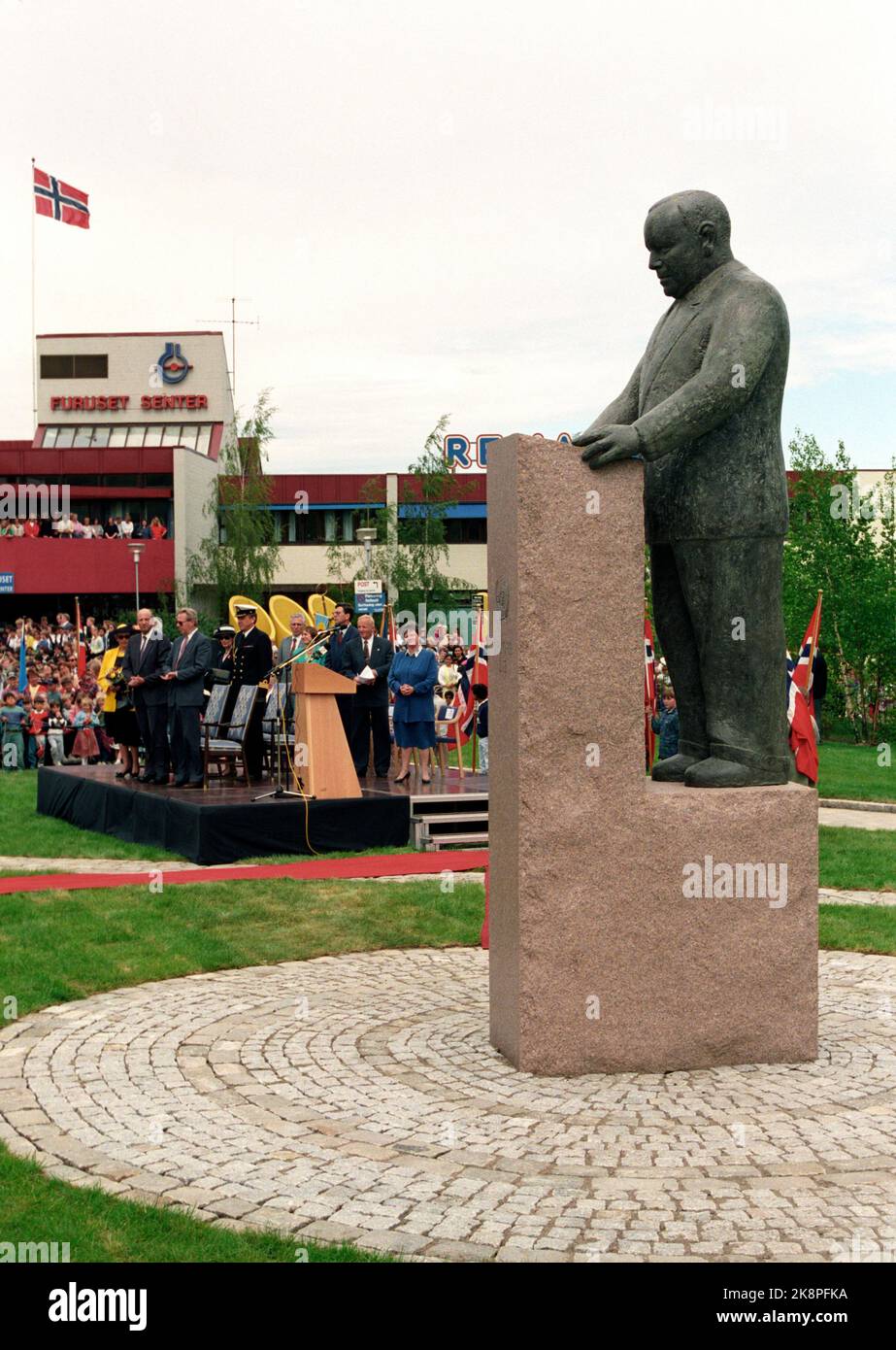 Oslo 19940601 The unveiling of the Trygve-Lie statue at Furuset. The ...