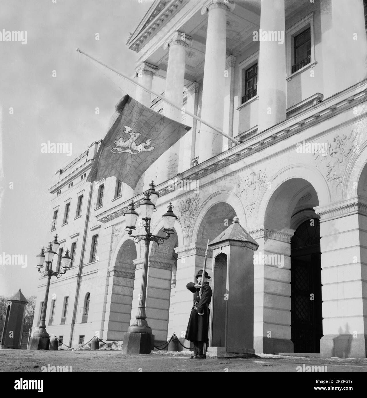 Ntb ntb the norwegian royal house sorrow flag hi-res stock photography ...