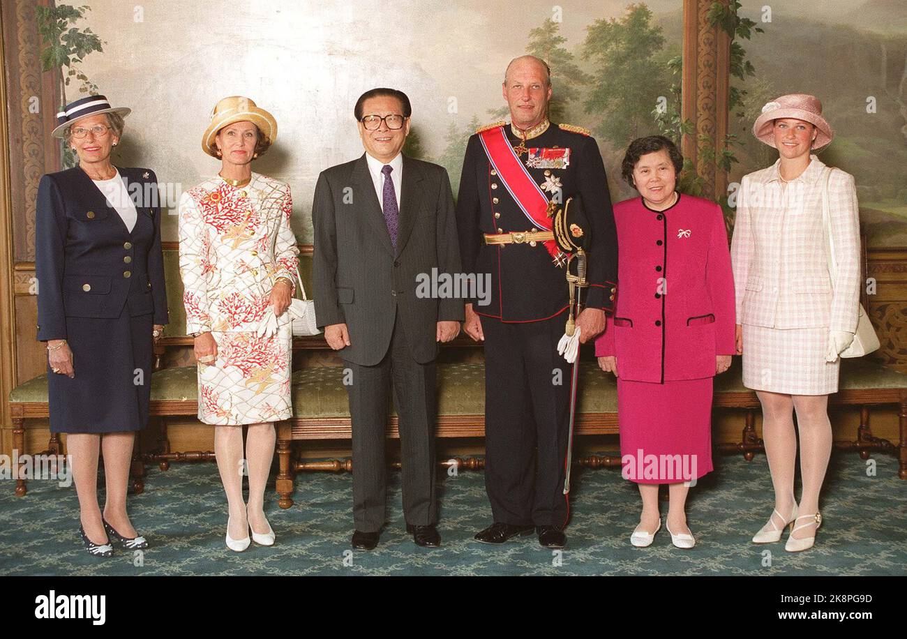 Oslo. The Chinese President and his wife pose with members of the royal ...