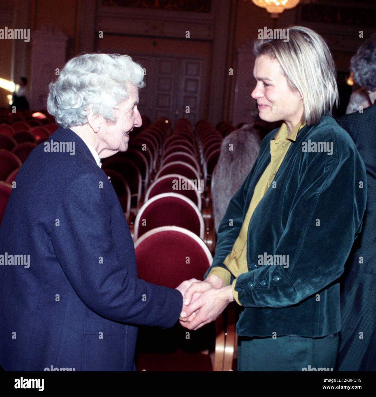 Morten holm ntb ntb anniversaries handshake hi-res stock photography ...