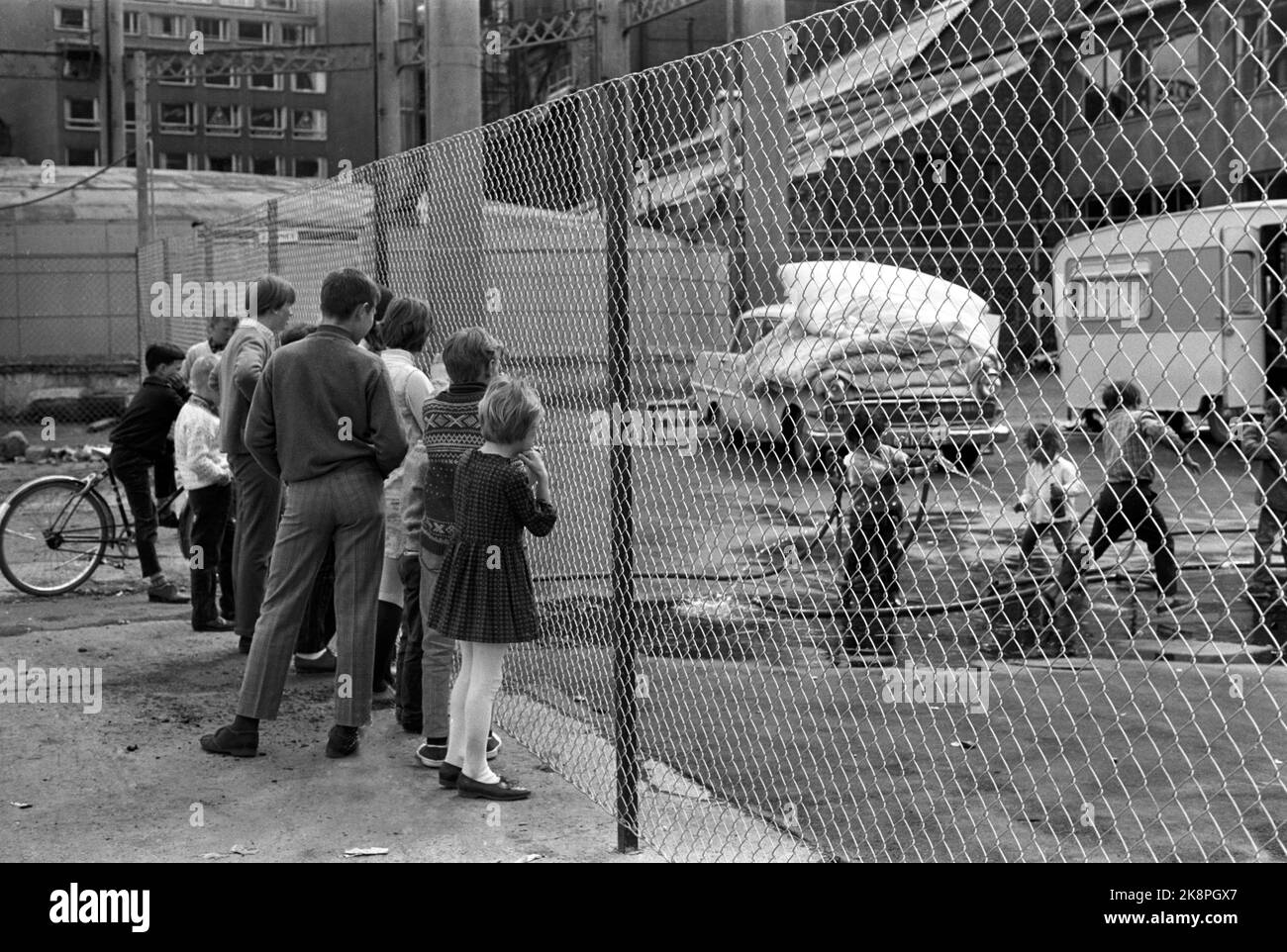 Sverre a borretzen current ntb spectators gypsy fences children hi-res ...