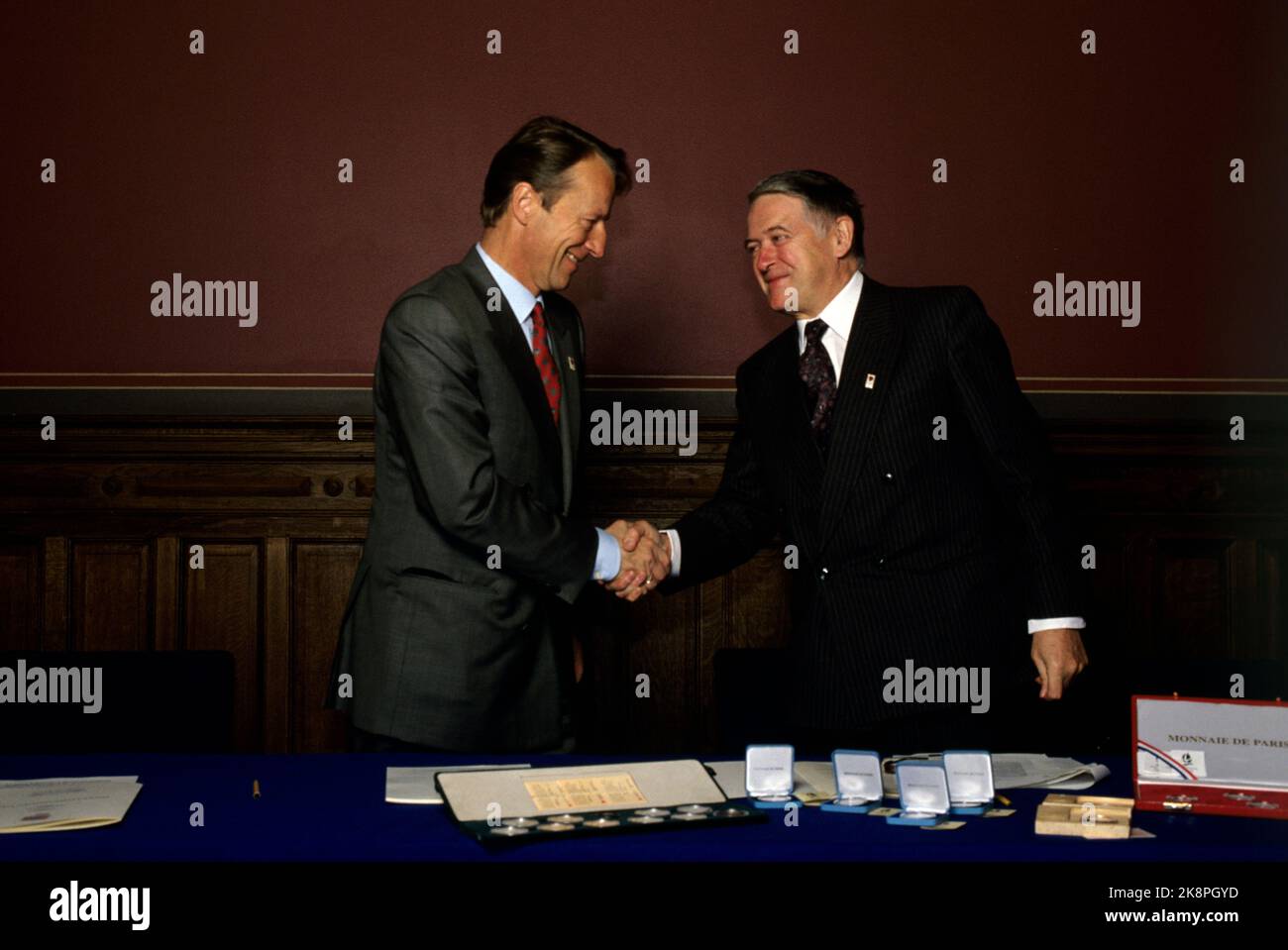 Looc archive handshake hi-res stock photography and images - Alamy