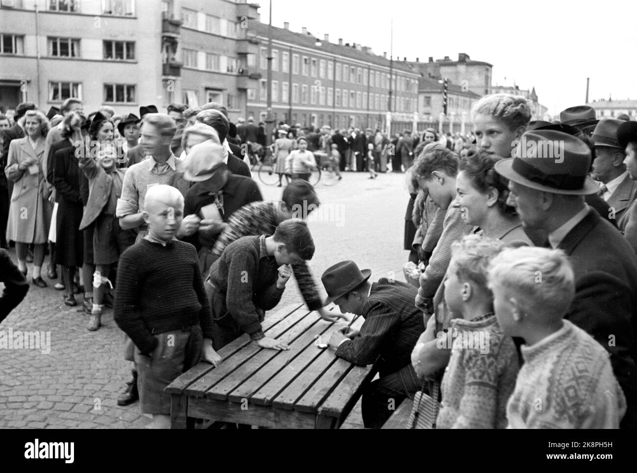 Oslo September 1945. The peace march. Happy people in the streets of ...