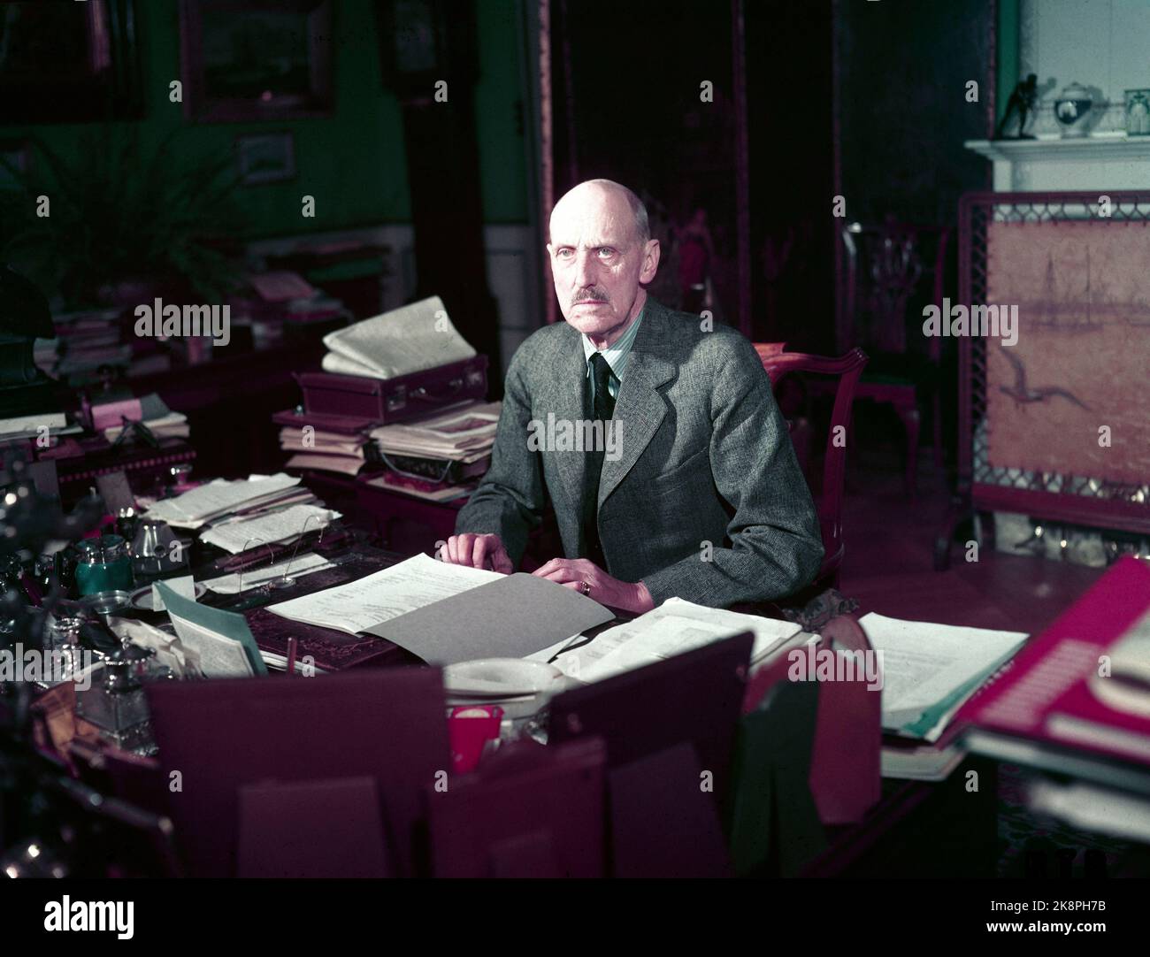 Oslo 19510526: King Haakon VII photographed at the castle at his desk ...
