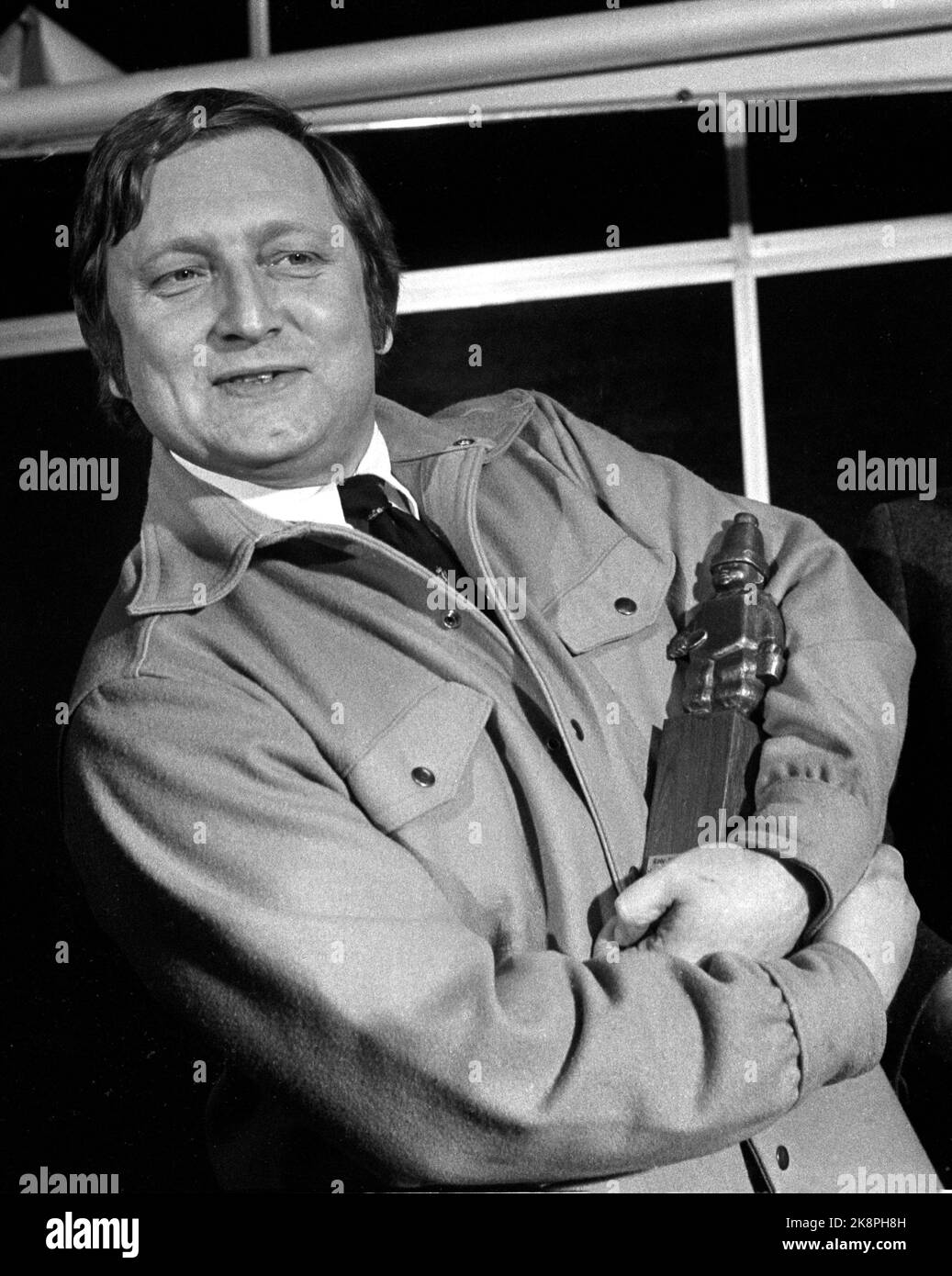 Oslo 19730409 Press photographer's statuette "Kind boy" is awarded to ...