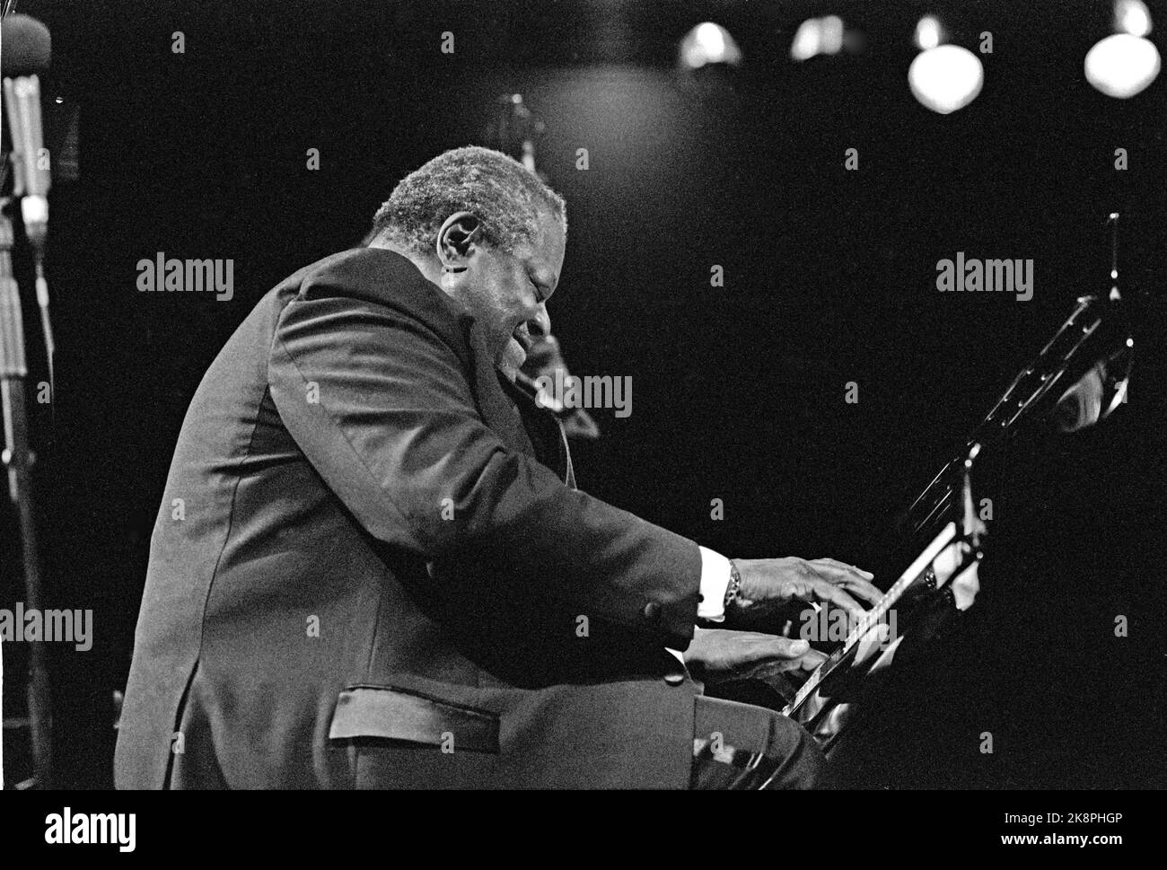 Molde 19870720. Jazz musician Oscar Peterson at the piano during the ...