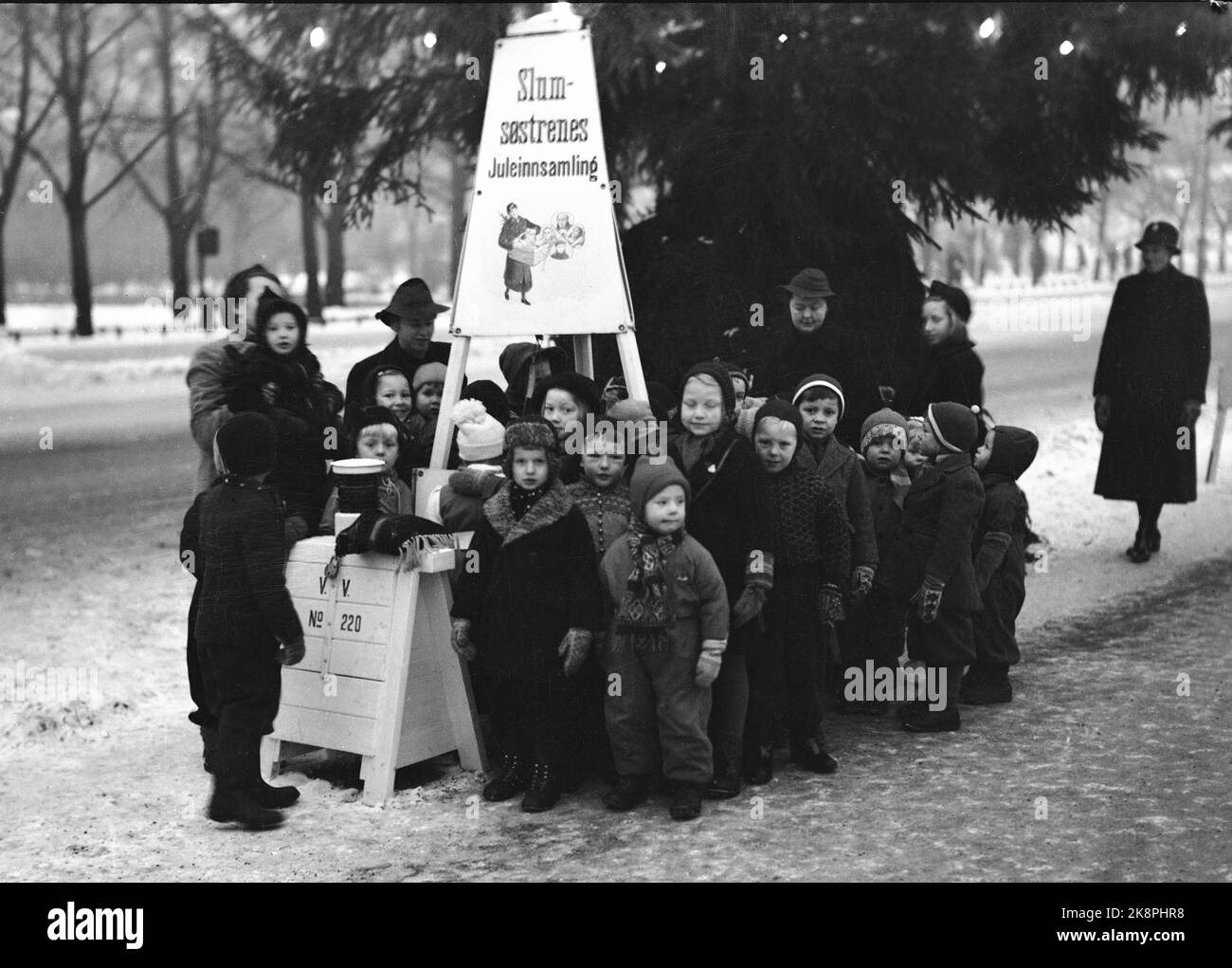 Oslo December 1940. Slum sisters' Christmas collection at the Christmas ...