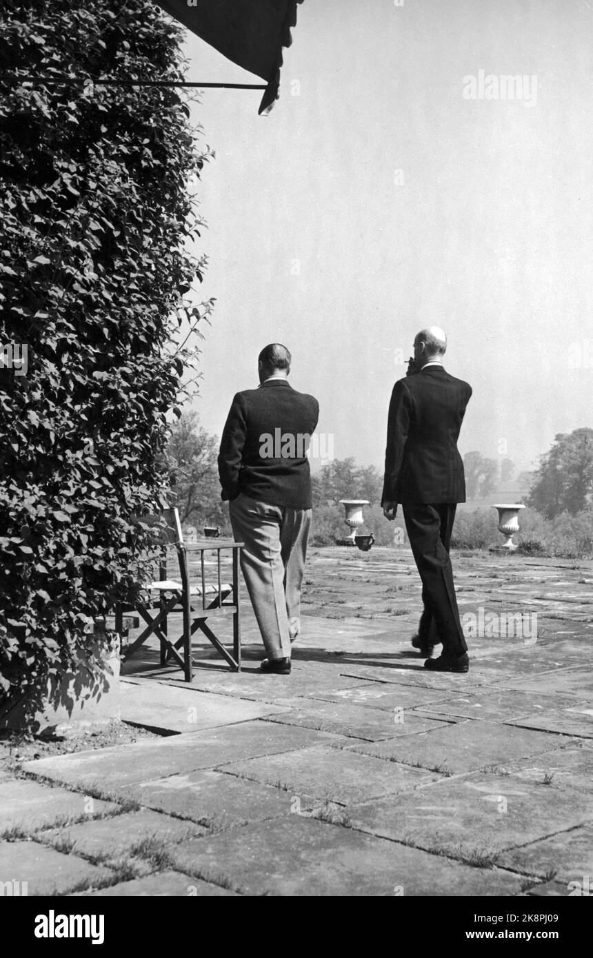 London 19420806. King Haakon (th) and Crown Prince Olav in conversation ...