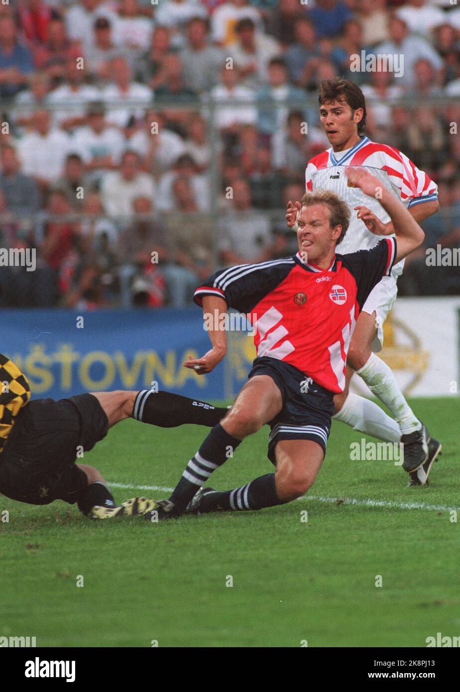 Oslo 19950816: Henning Berg scores for Norway in the European ...