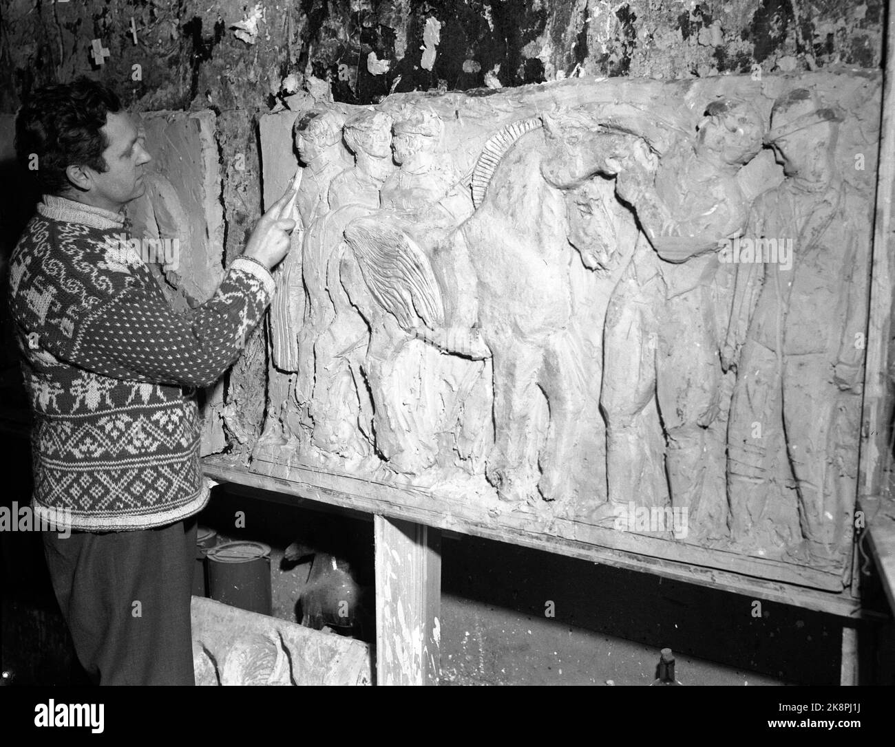 Oslo 19500210 Artist Ørnulf Bast in work with the freestyle of the St ...